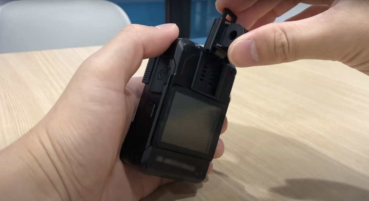 ヘルメットにも装着できる現場向けウェアラブルカメラ「Safie Pocket2」 | クラウド録画サービスSafie（セーフィー）